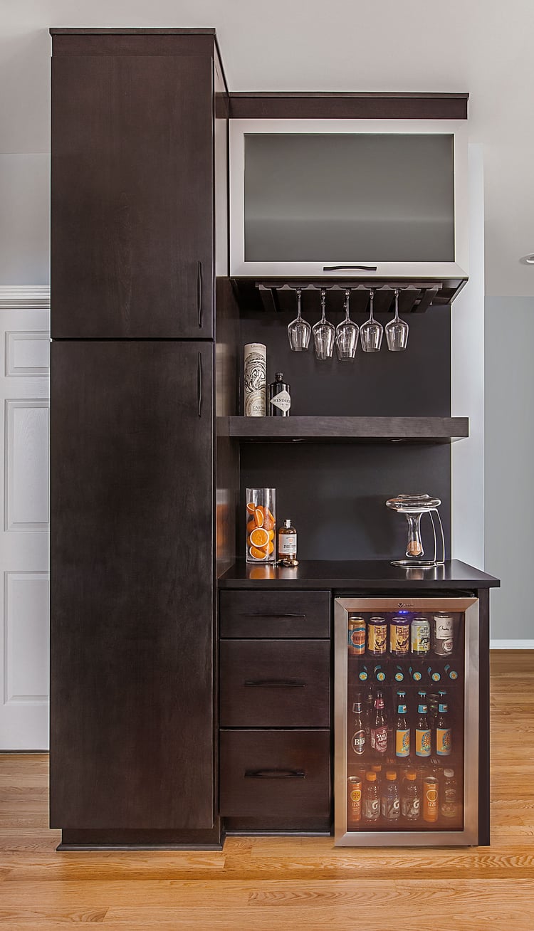 Lively Textures Come Alive in a Lakeside Contemporary Kitchen