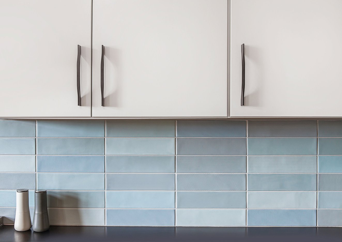 Lively Textures Come Alive in a Lakeside Contemporary Kitchen