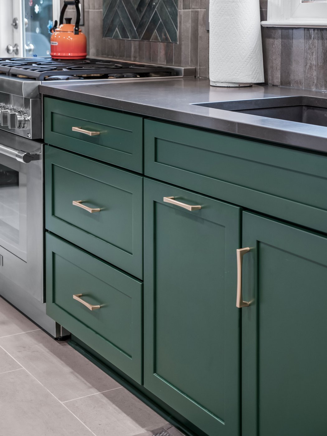 Green Cabinets Boost Style and Organization in the Kitchen